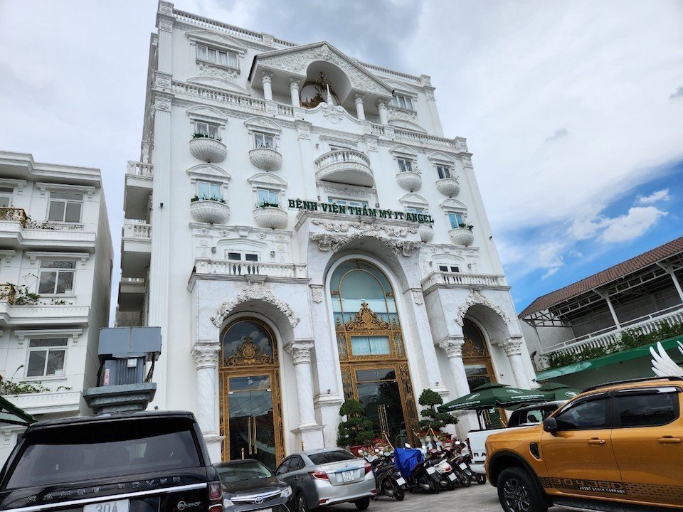 CEO Nhã Lê của Bệnh viện thẩm mỹ JT Angel 'làm thay' công việc của bác sĩ?