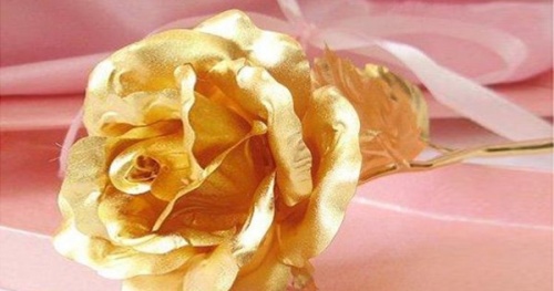 Quà tặng 8/3 ý nghĩa, đa dạng với hoa tươi, hoa hồng dát vàng