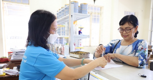 BHXH Việt Nam: Không yêu cầu nộp, xuất trình sổ hộ khẩu, sổ tạm trú khi ...