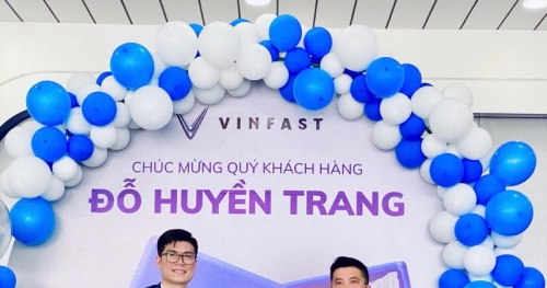 Khách hàng Cà Mau mua VinFast VF 3, bất ngờ trúng thêm xe máy điện Theon S